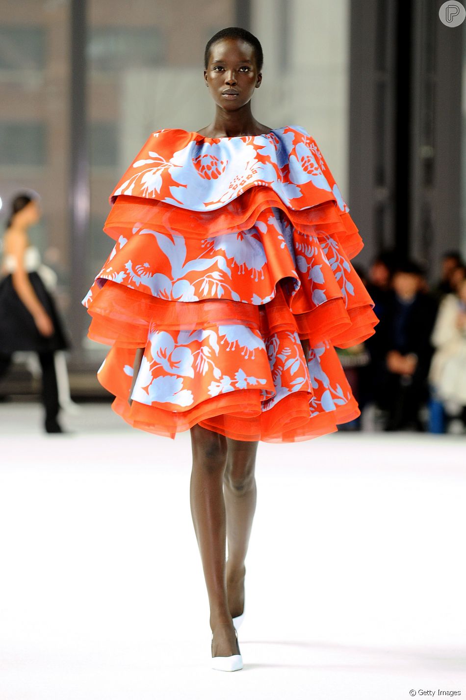 Moda 2020: cores vibrantes surgem em vestido com babados no desfile da ...