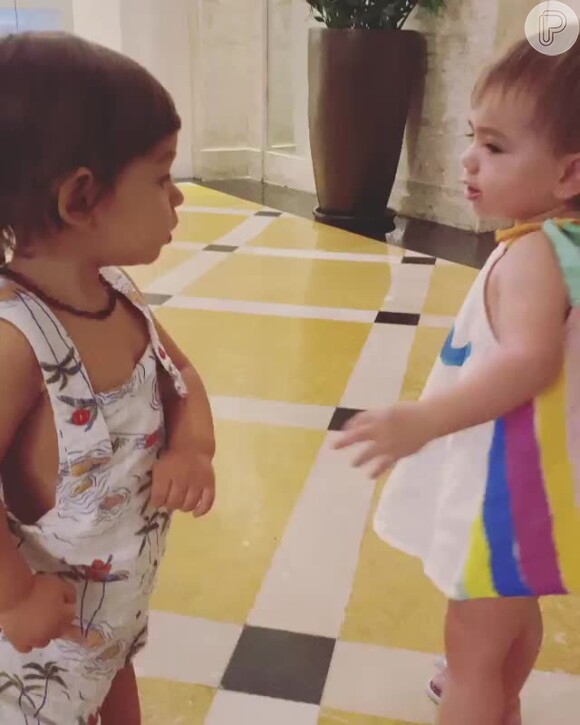 Sabrina Sato filma abraço de Zoe em Rael, filho de Isis Valverde ...