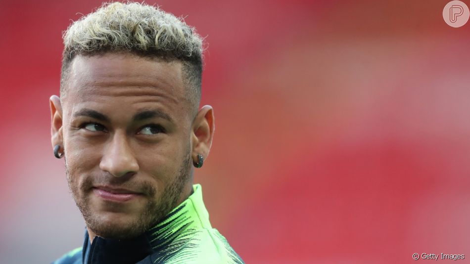 Neymar faz foto com modelo para revista - Purepeople