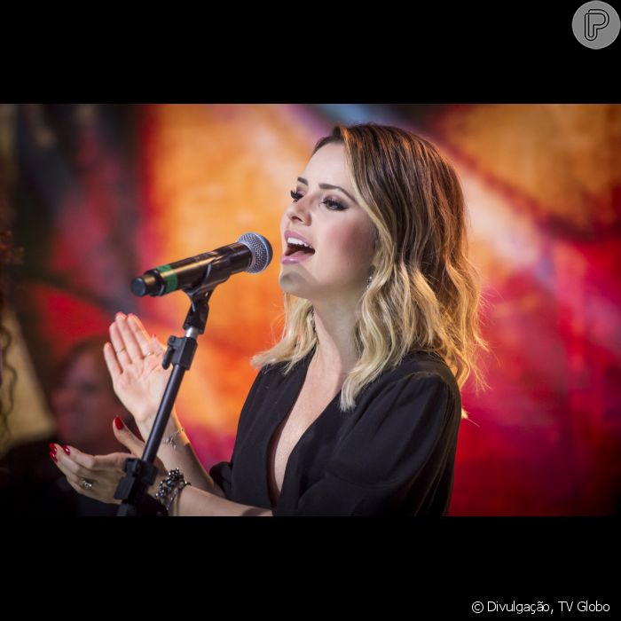 Sandy usou macacão manga longa com decote canoa liso com saia ...