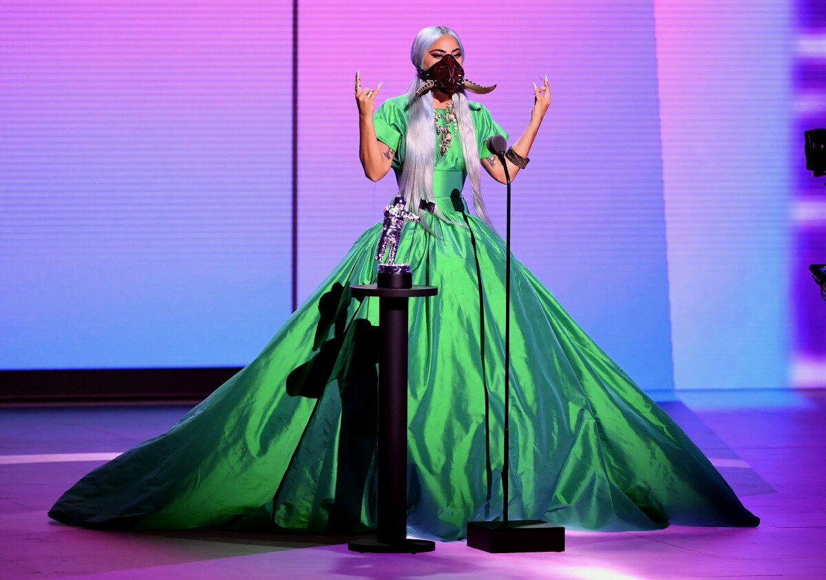 Foto: Lady Gaga chama atenção ao usar máscara com chifre. Vestido da ... Foto: Lady Gaga chama atenção ao usar máscara com chifre. Vestido da ...