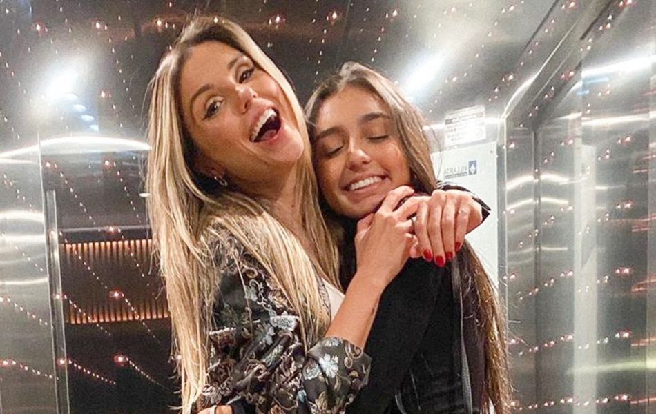 Filha de Flávia Viana nina irmão recém-nascido e modelo se emociona ...