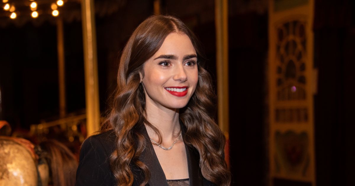 Emily Cooper atua como social media de uma empresa em Paris; A mocinha ...