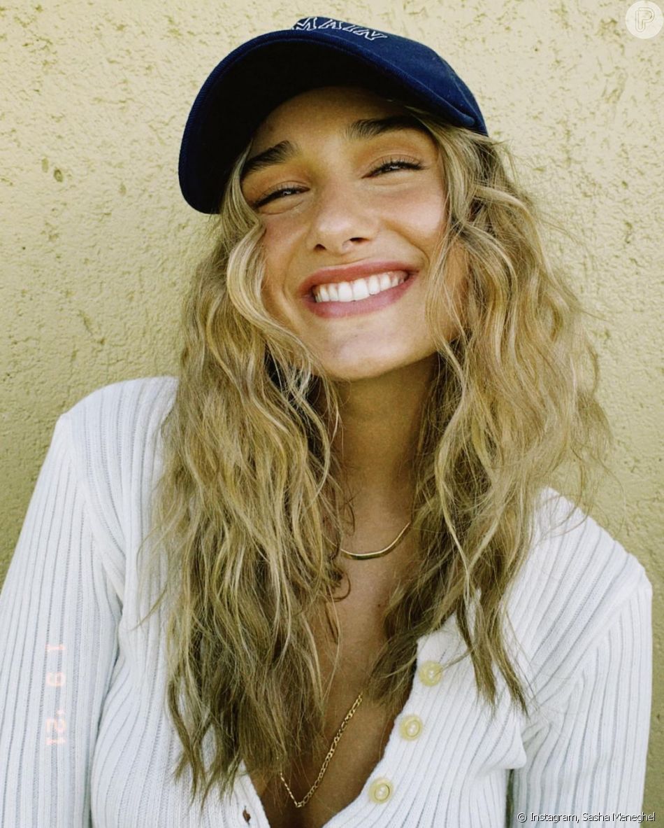 Sasha Meneghel adotou 'messy hair' em foto com boné no cabelo - Purepeople