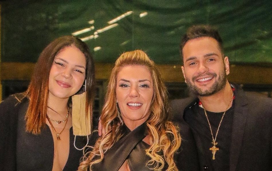 Filha de Simony exibe em fotos novo corpo após dieta. Compare! - Purepeople