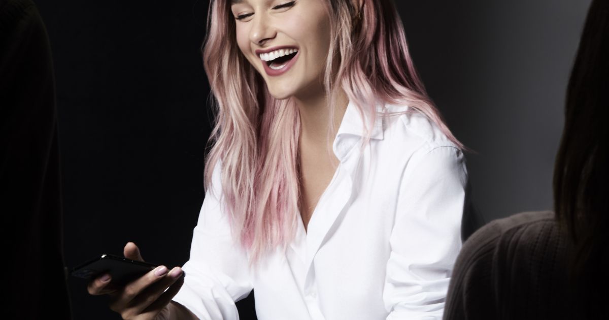 Cabelo colorido de Sasha Meneghel era uma full lace - Purepeople