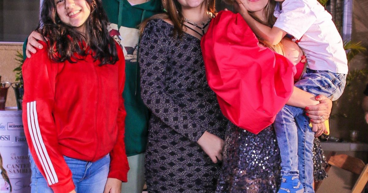 Simony com os 4 filhos, Pyetra, Ryan, Aysha e Anthony - Purepeople