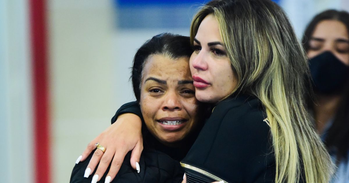 Viúva de MC Kevin, Deolane Bezerra consolou a mãe do cantor no velório ...