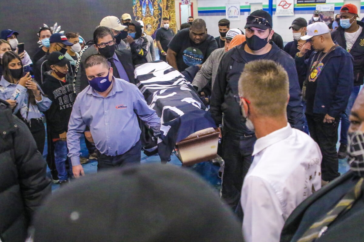 Foto: Corpo de MC Kevin foi enterrado com a bandeira do Santos - Purepeople