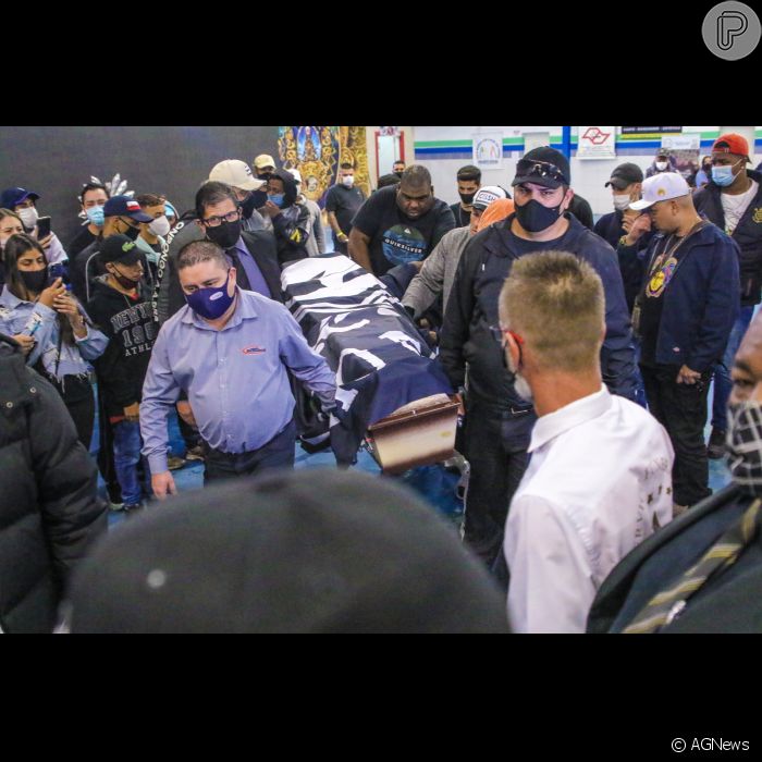 Corpo de MC Kevin foi enterrado com a bandeira do Santos - Purepeople