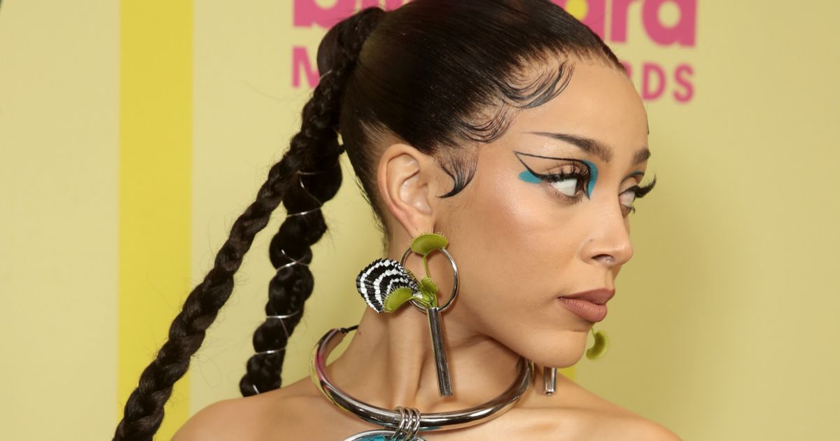 Doja Cat arrasou com o delineador azul neon que deu toda a vibe ...