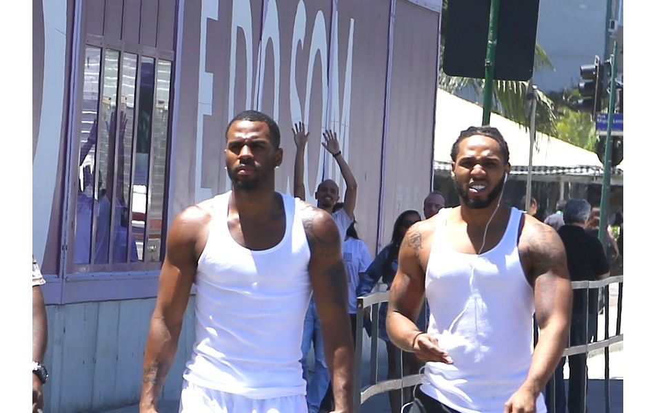 Rapper Jason Derulo é escoltado por seguranças após malhar em academia ...