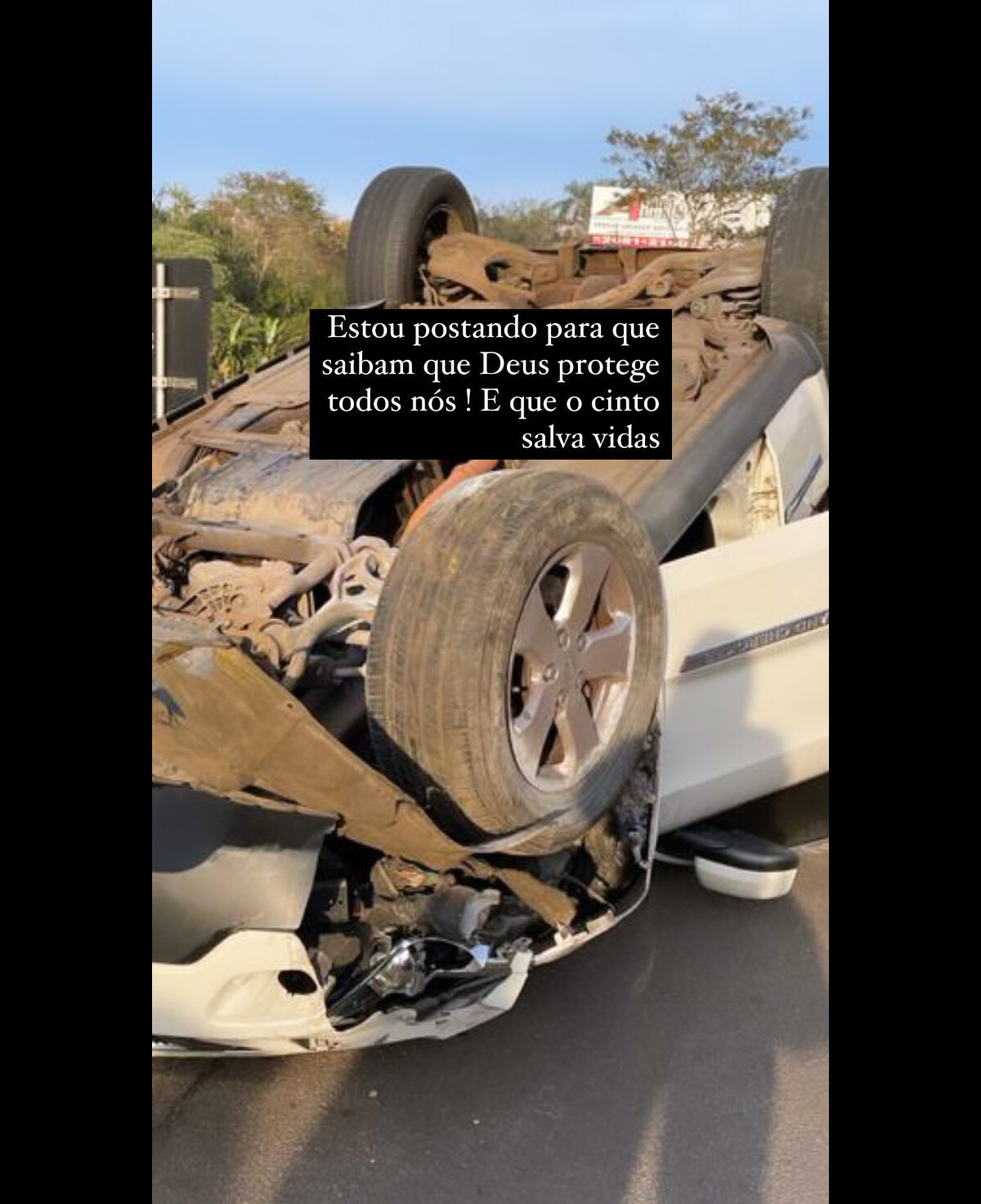 Foto: Mulher de Giovani mostra carro capotado na Via Dutra - Purepeople