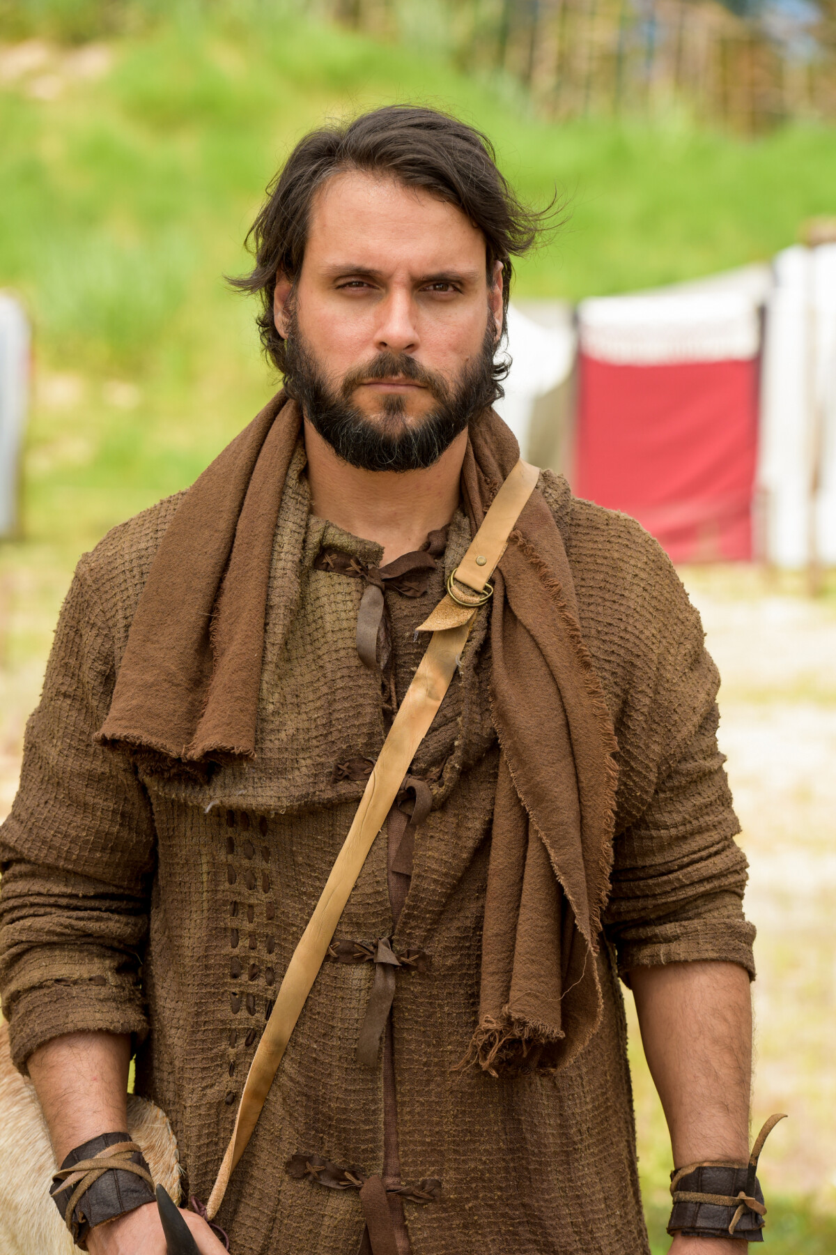 Foto: Novela 'Gênesis': Rúben (Felipe Cunha) impede Judá (Thiago ...