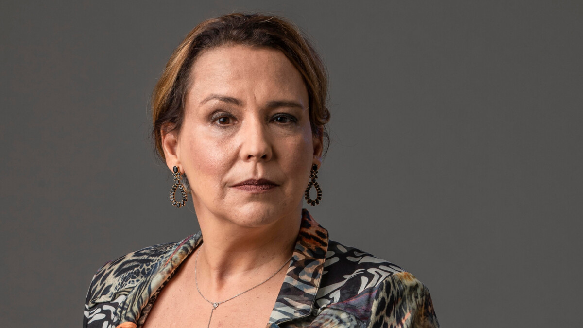 Foto: Novela 'Um Lugar ao Sol': Elenice (Ana Beatriz Nogueira) vai ...