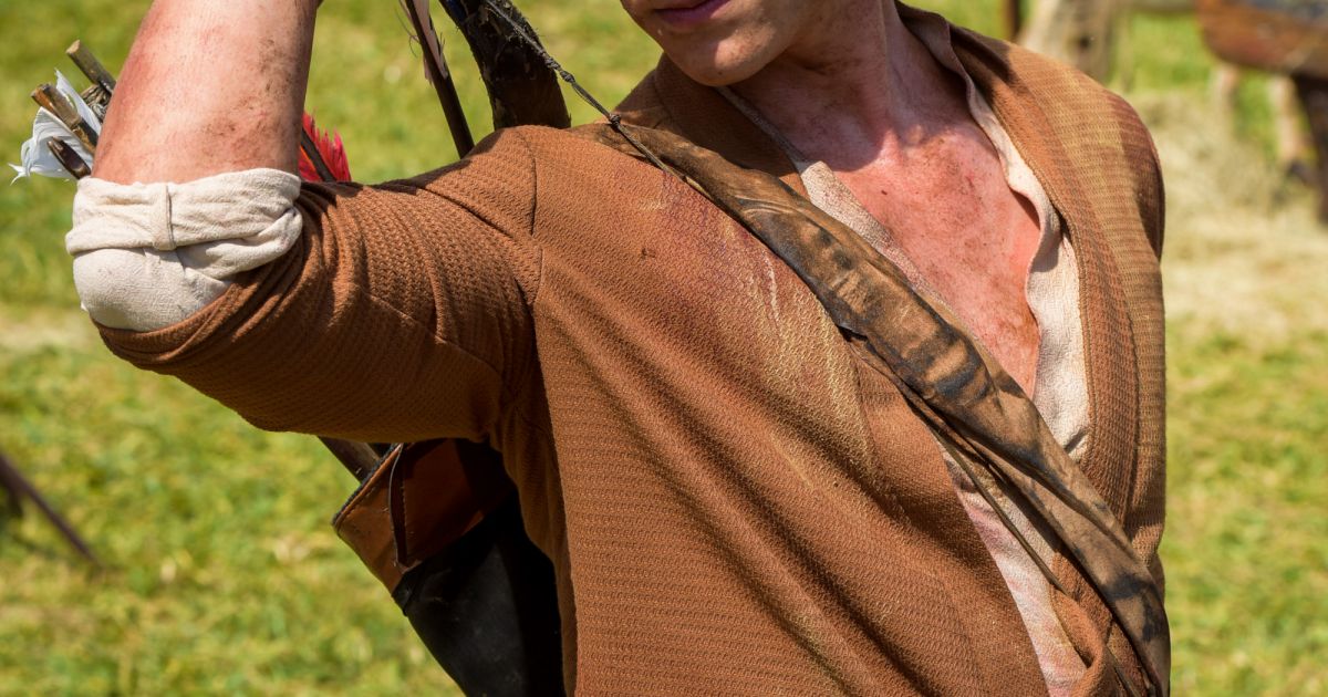 Ner (Felipe Coutinho) bem como o irmão, Quis (Enzo Ciolini), é um ...