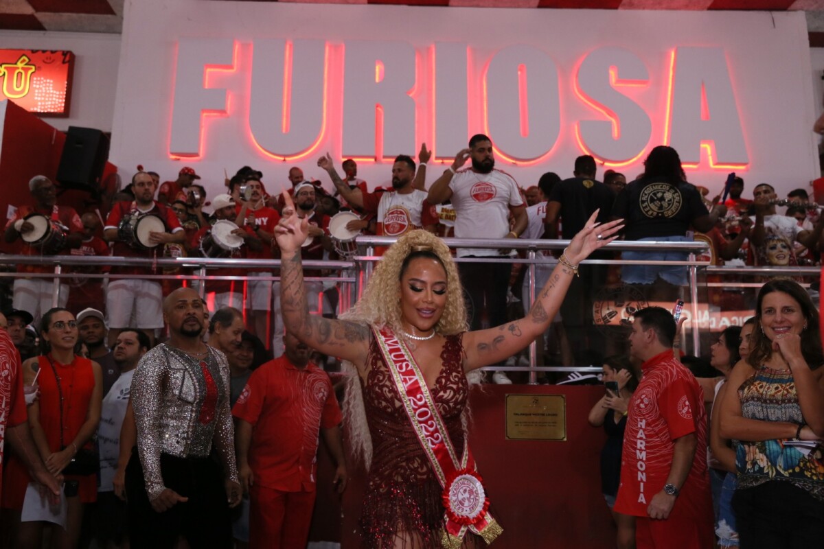 Foto: Rafaella Santos apostou em look all red com decote e renda ao ser ...