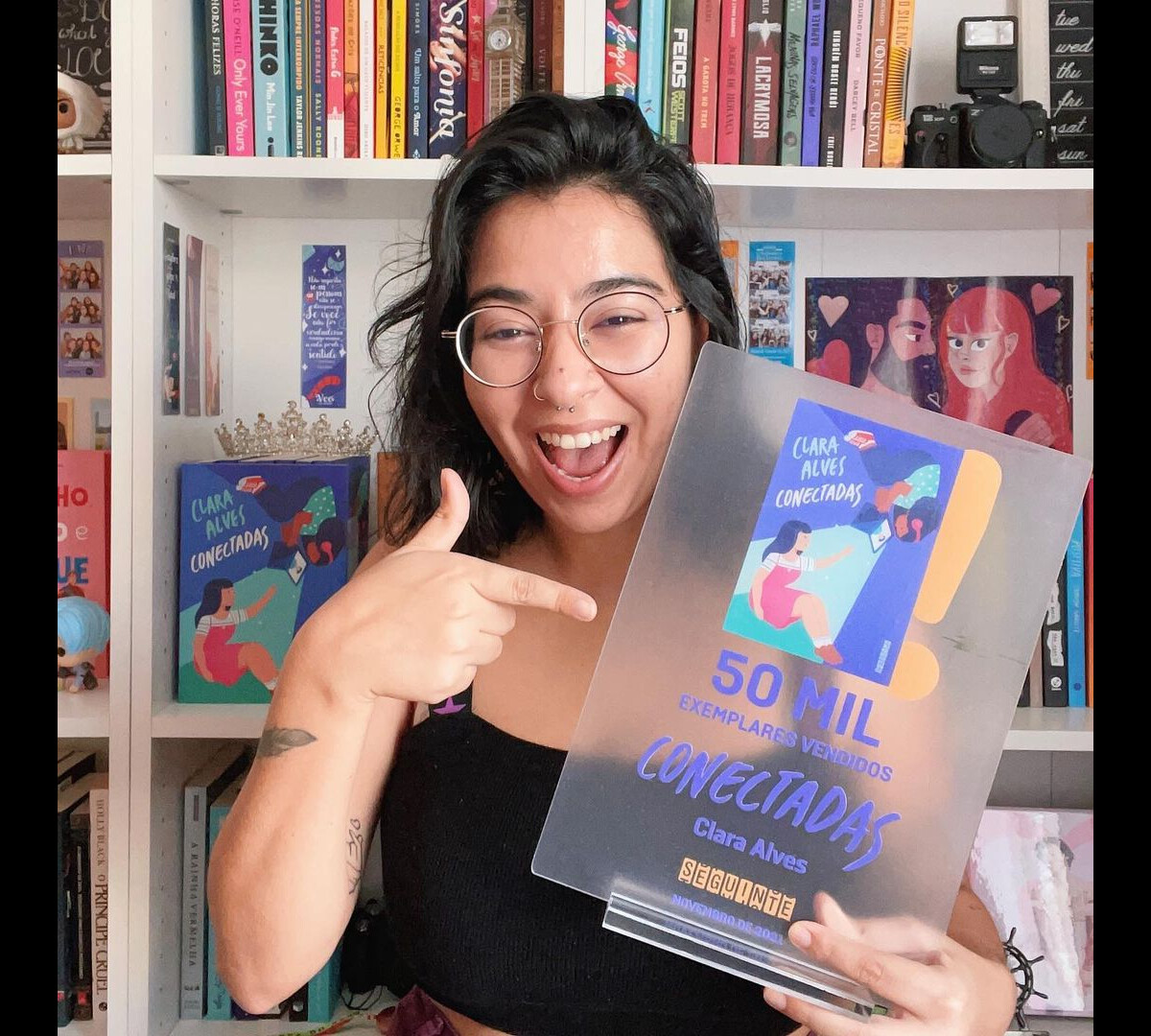 Foto: A autora Clara Alves assina o romance 'Conectadas', com ...