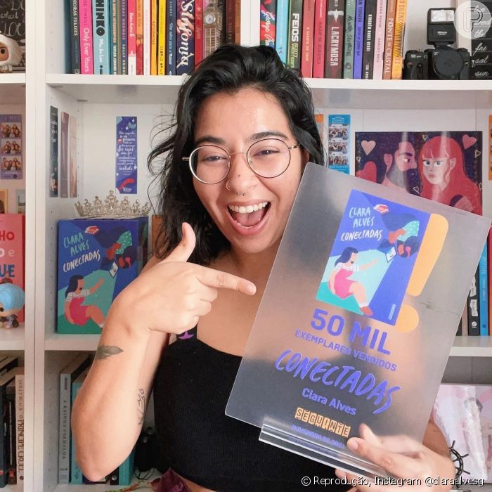 A autora Clara Alves assina o romance 'Conectadas', com protagonistas ...