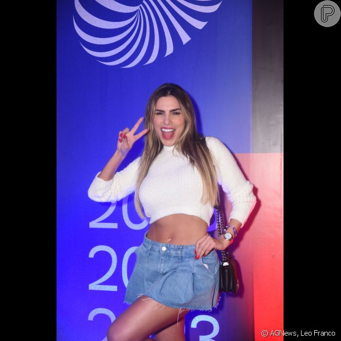 Após polêmica, Erika Schneider surge em festa - Purepeople
