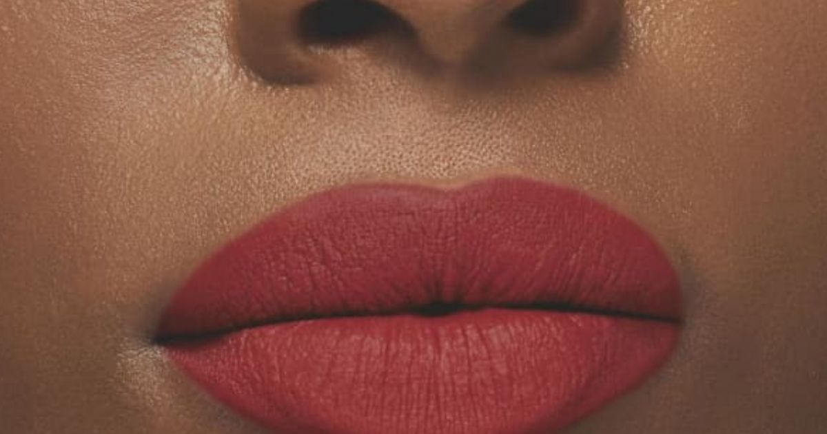 Esse batom Glam Matte Blur Segunda Pele na cor Vermelho Fornalha, da ...