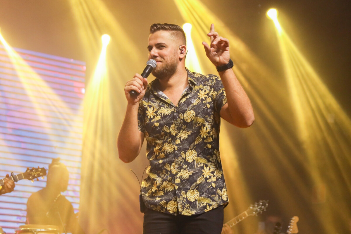 Foto: Zé Neto participou da celebração da novena - Purepeople