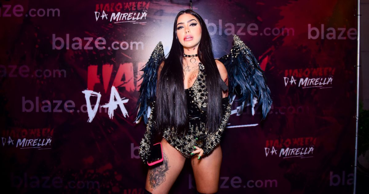 Mirella apostou em body decotado e cheio de brilho para celebrar o Dia das Bruxas - Purepeople