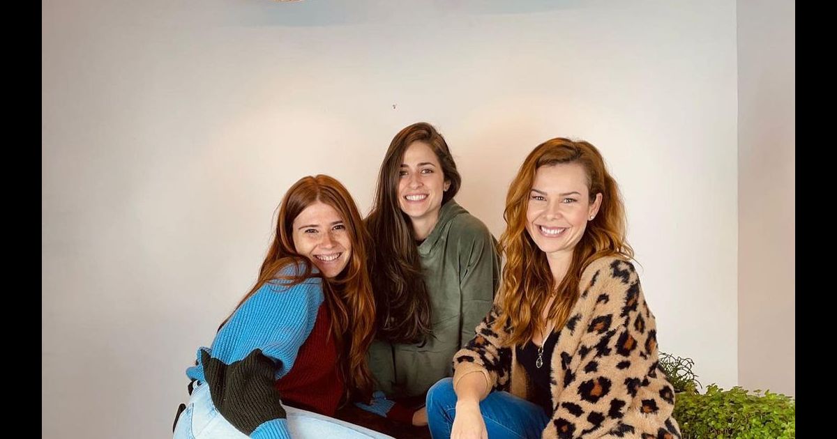 Fernanda Souza e Eduarda Porto posam com a amiga, a atriz Mariah de ...