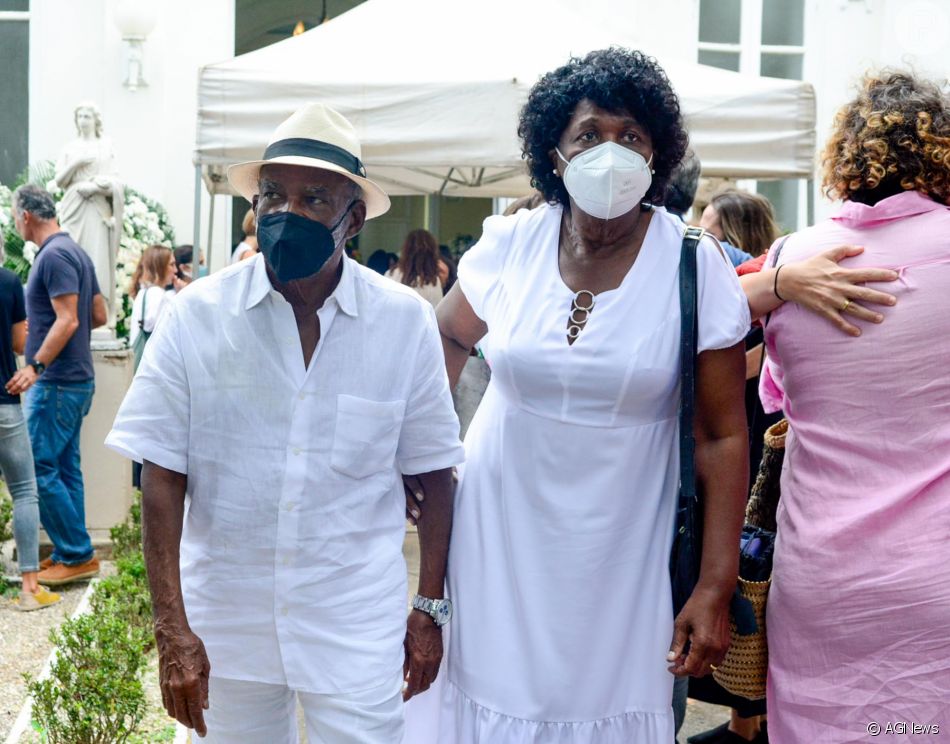 Fotos: Corpo de Isabel Salgado, do vôlei, é velado e famosos comparecem ...