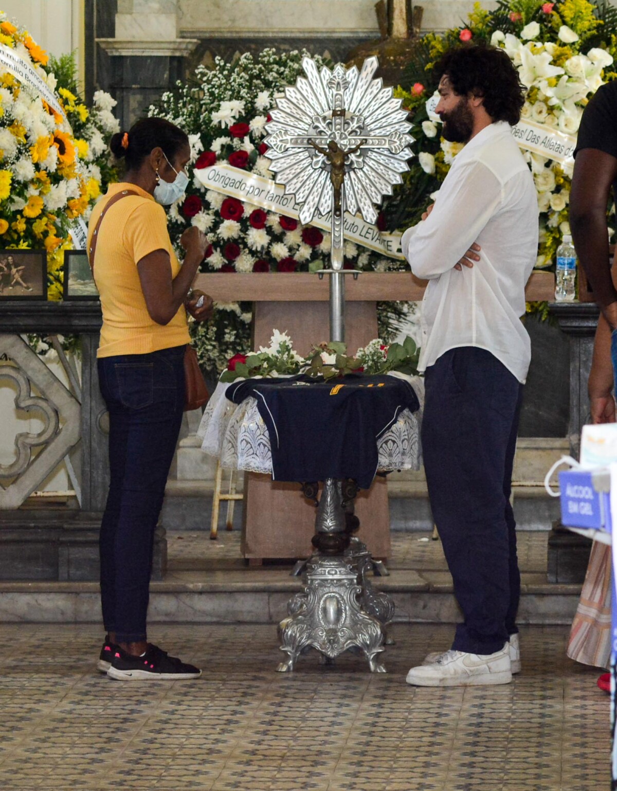 Foto: Corpo de Isabel do Vôlei foi coberto com flores e uma camisa ...
