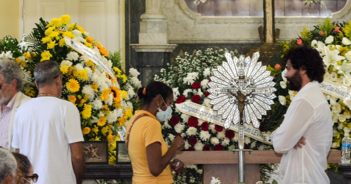 Velório de Isabel do Vôlei contou com a presença de amigos e familiares ...