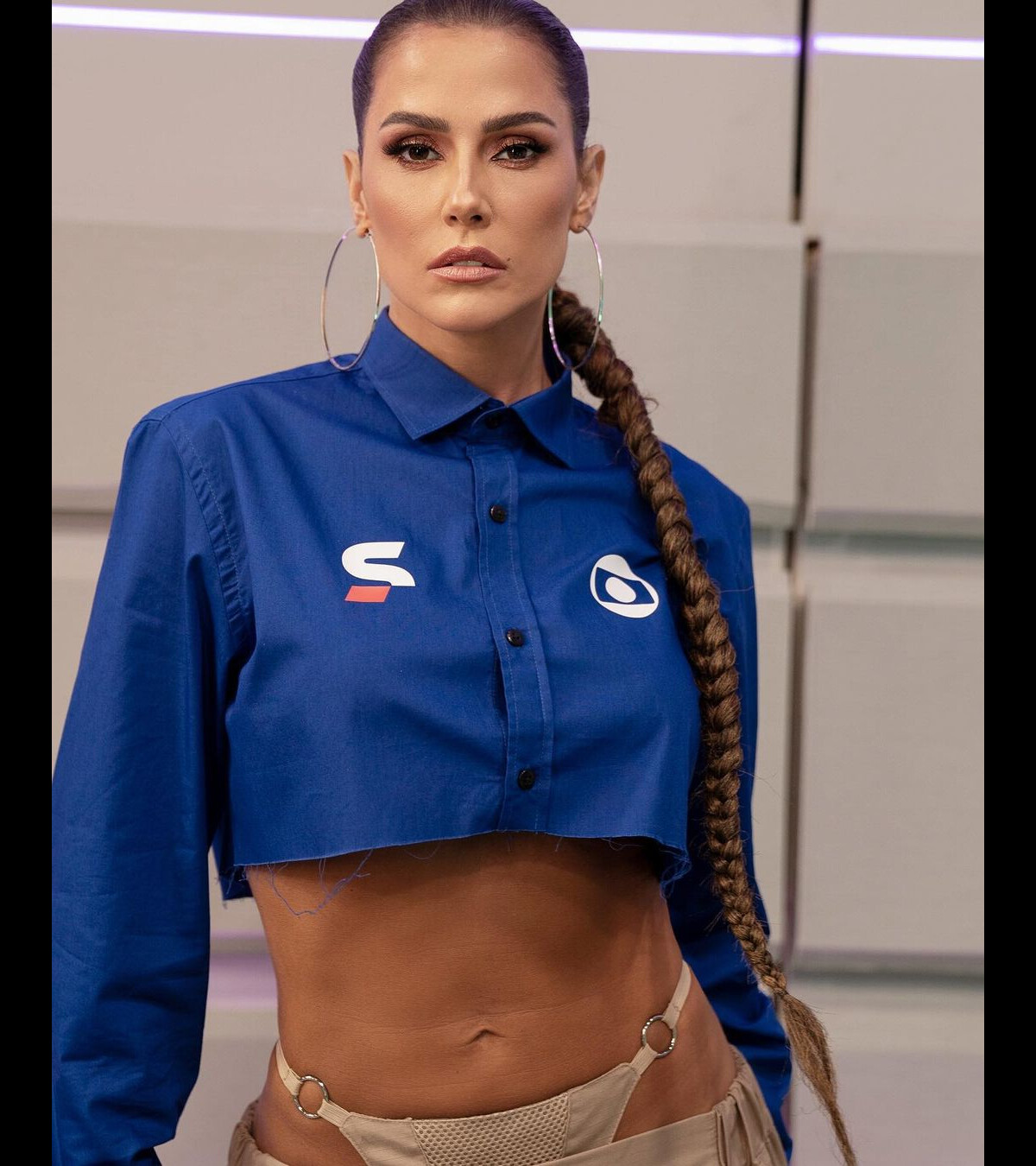 Foto: Deborah Secco combinou camisa social cropped, calça cargo e ...