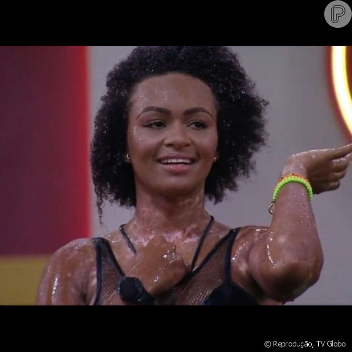 No BBB 20, Maria foi expulsa após bater um balde na cabeça de Natália ...