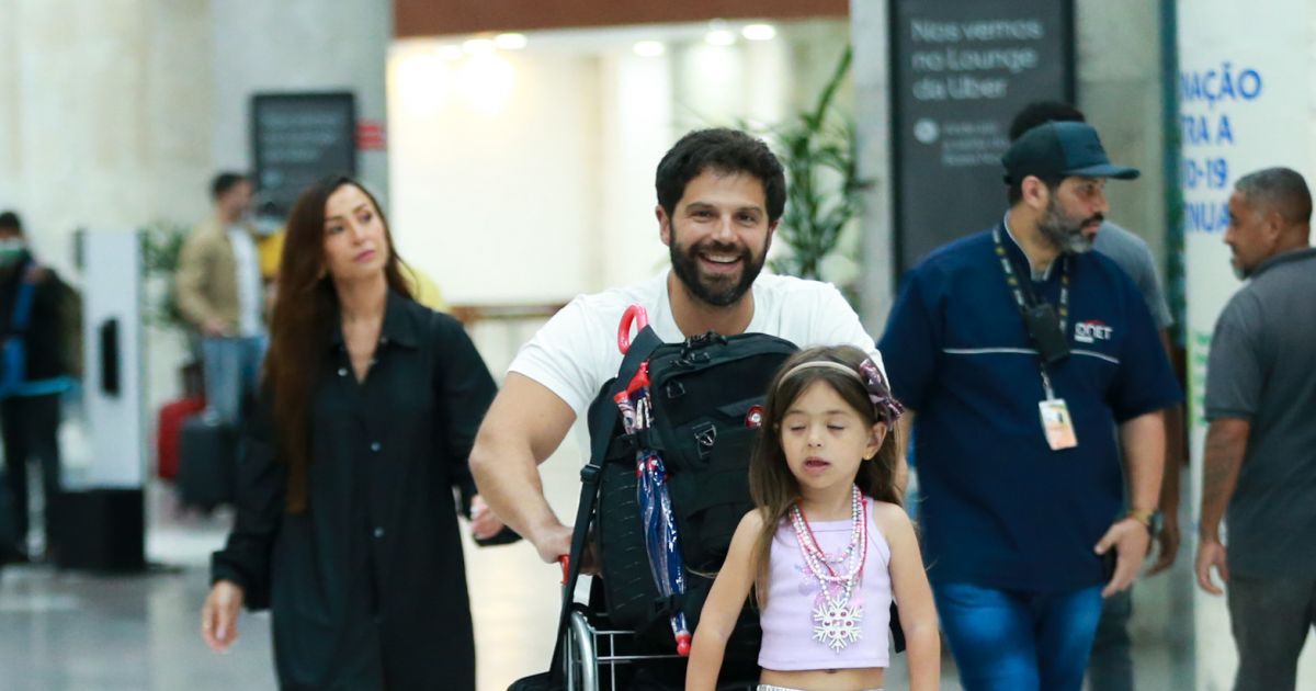 O ator Duda Nagle, marido de Sabrina Sato, levou Zoe sentad no carrinho ...