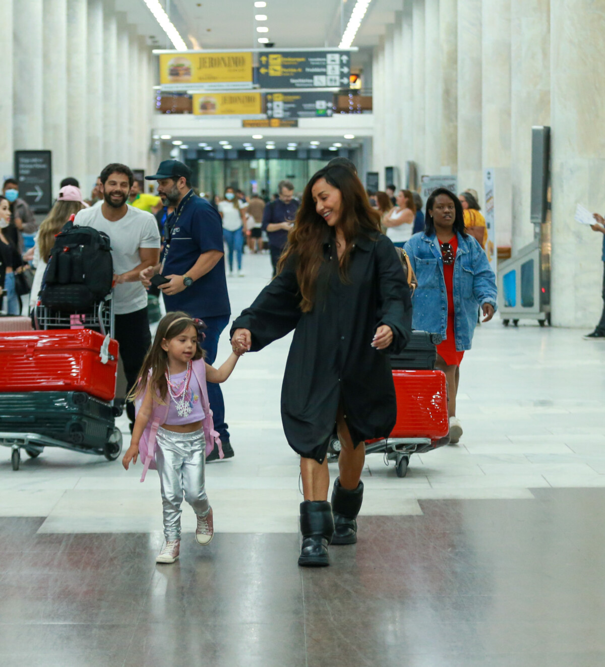 Foto: Sabrina Sato usou vestido amplo com botas tipo pillow boots em ...
