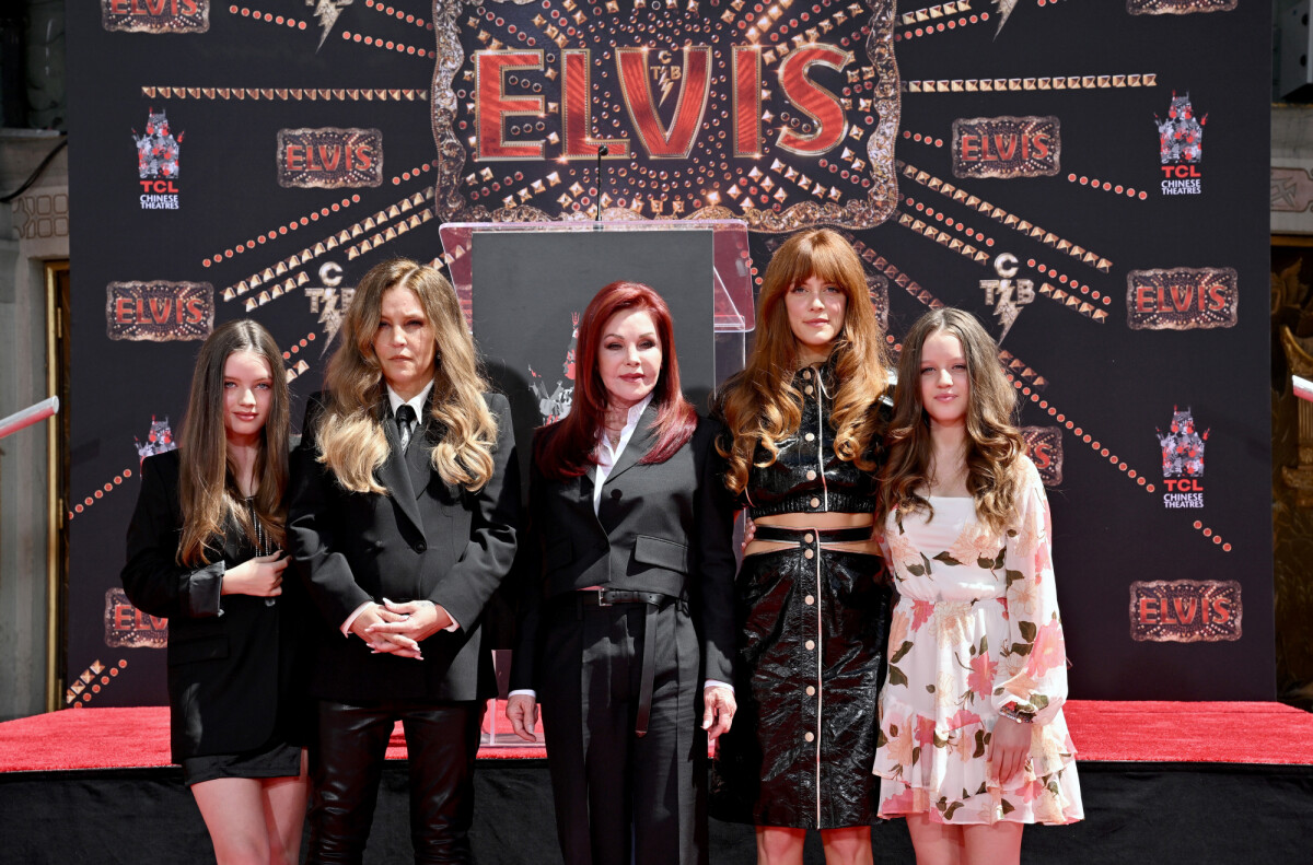 Foto: Lisa Marie Presley em foto com a mãe, Priscilla Presley, e as ...