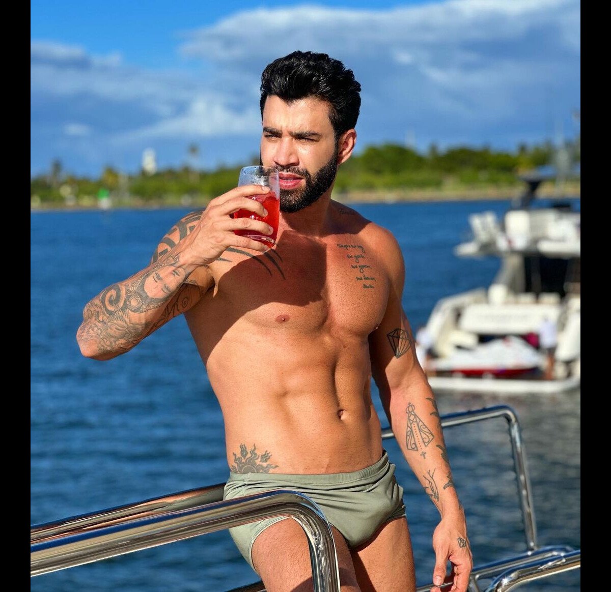 Foto: Volume de Gusttavo Lima na sunga já causou repercussão na web - Purepeople