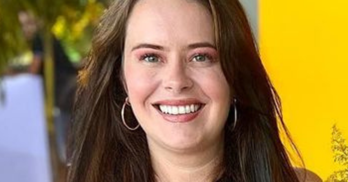 Mari Bridi aposta em bronzeamento com biquíni de fita micro e exibe ...