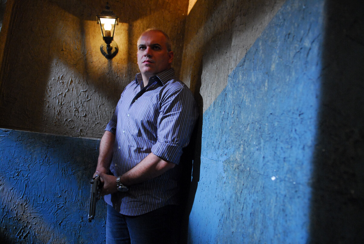 Foto: Na novela 'Vidas em Jogo', Cléber (Sandro Rocha) faz pouco caso e zomba de Fabinho (Flavio ...