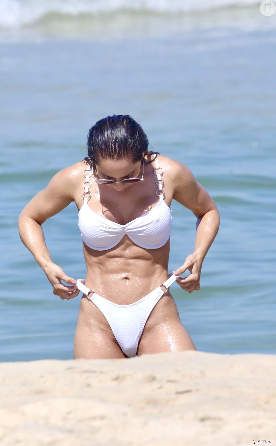 Musa do OnlyFans, Mulher Melão exibe corpo de biquíni fio-dental e deixa os seios de fora em dia ...