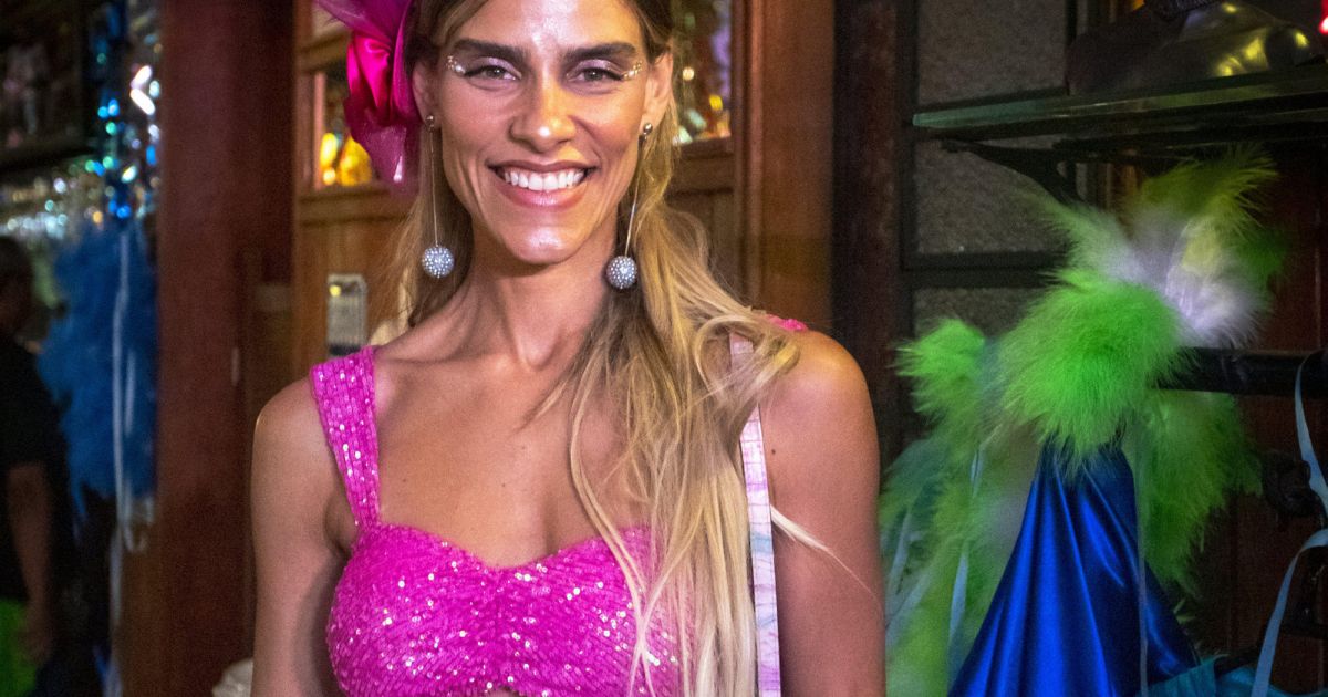 Sara (Isabelle Nassar) revela a Bia (Clara Buarque) que Oto (Romulo ...