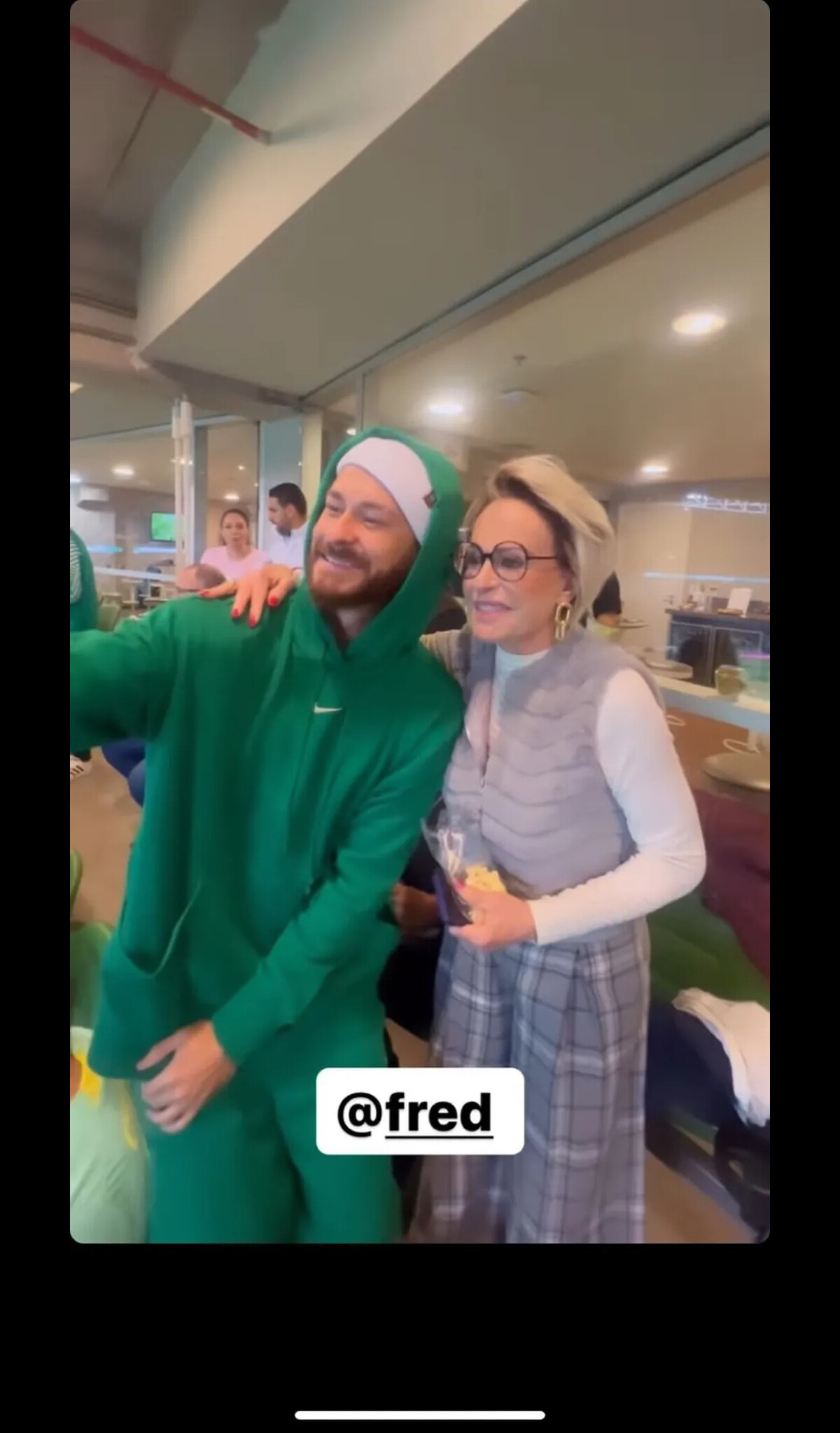 Foto: Ana Maria Braga ainda posou ao lado de Fred Bruno no estádio ...