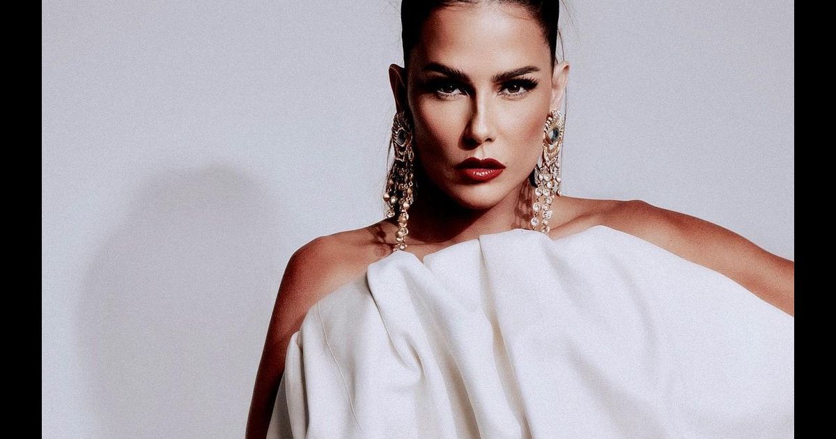 Deborah Secco ostentou com seu look poderoso - Purepeople