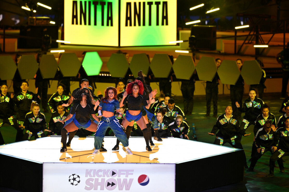 Foto: Anitta foi a primeira brasileira a cantar na final da Champions ...