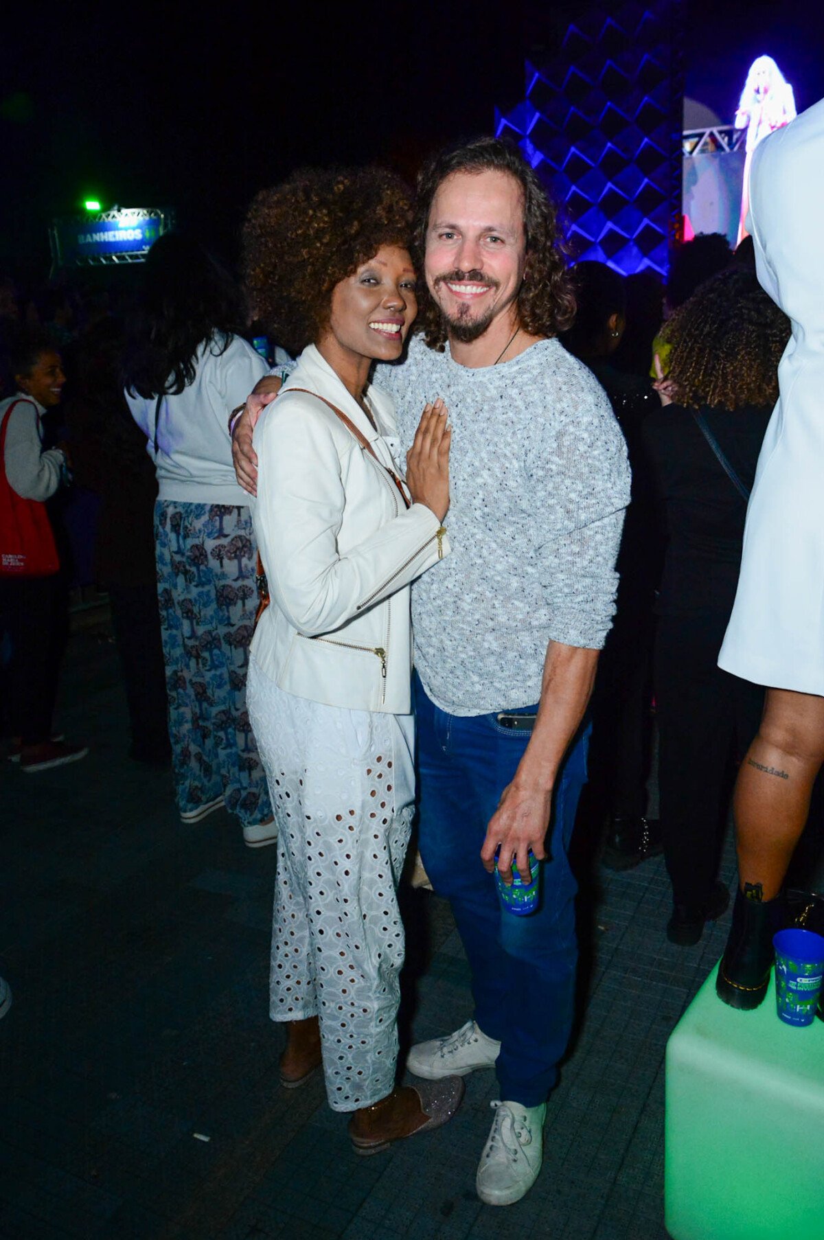 Foto: O casal Isabel Fillardis e Wesley Aguiar trocou carinhos no Festival de Inverno no Rio ...
