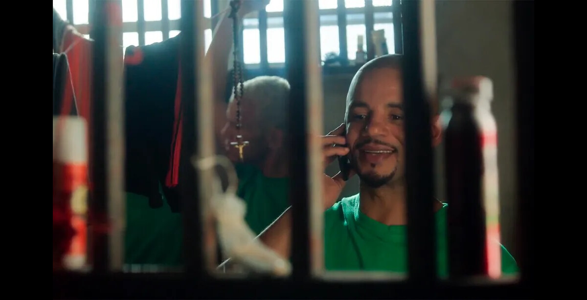 Foto: Da cadeia, Orfeu (Jonathan Haagensen) liga para Lumiar (Carolina ...