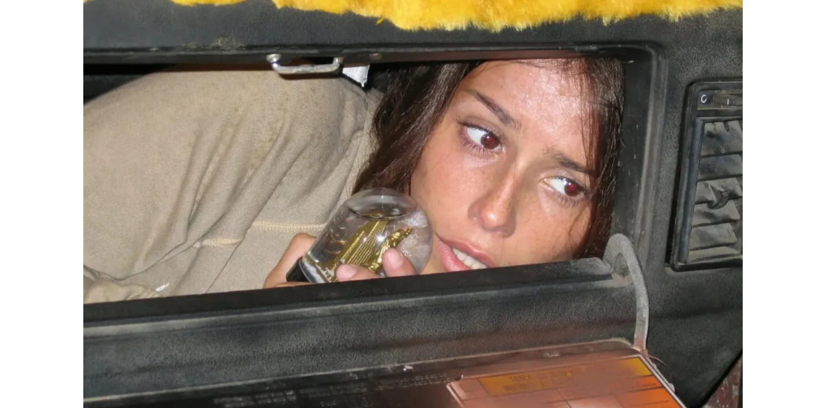 Foto: Sol (Deborah Secco) precisou se esconder no porta luvas do carro ...