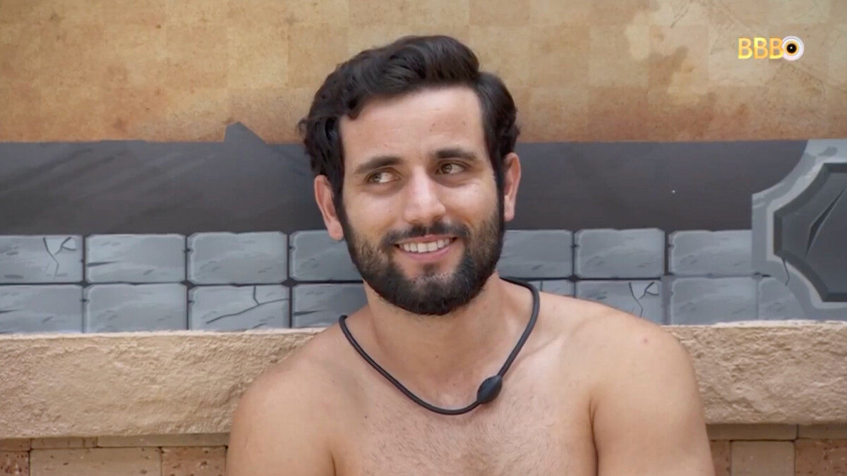 Foto: Matteus vira assunto na web após pular pelado na piscina do 'BBB ...