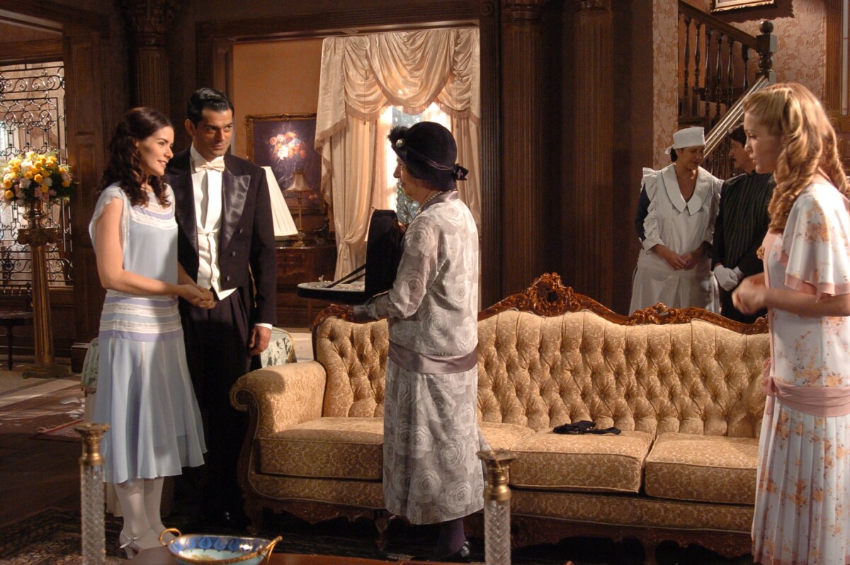 Foto: Luna (Liliana Castro) é presenteada com o anel Alma Gêmea, que ...