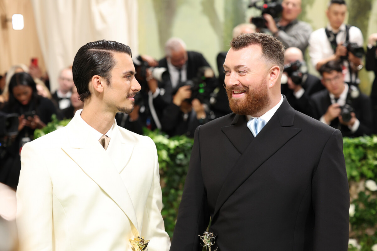 Foto: Sam Smith e Christian Cowan deram as mãos no tapete vermelho do ...